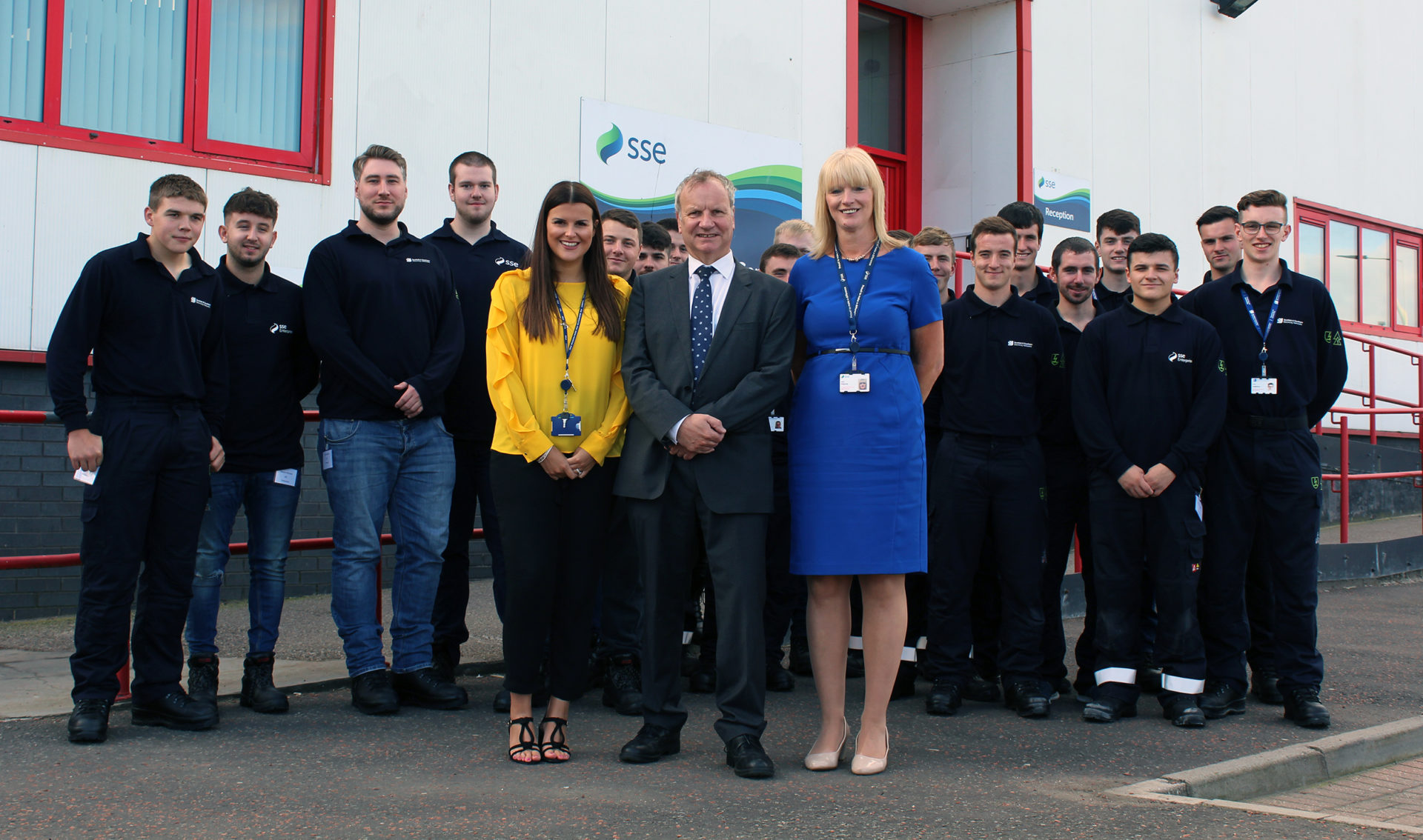 Pete Wishart MP welcomes SSE's new apprentices and trainee engineers